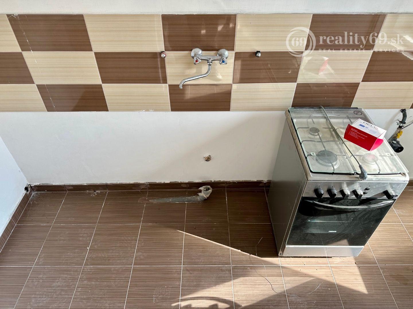 MAĎARSKO - PERKUPA 4 IZBOVÝ RODINNÝ DOM S VEĽKOU ZÁHRADOU + TECHNICKÁ ...